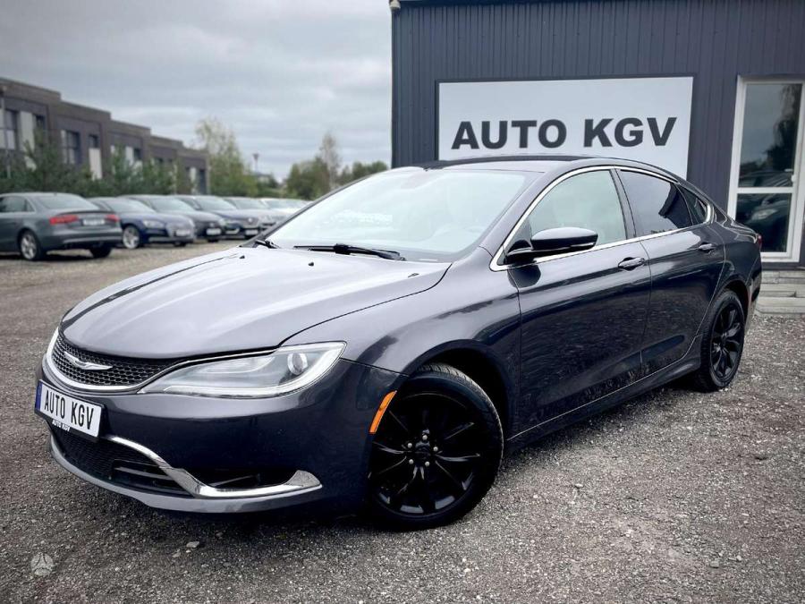 Grey Chrysler 200 2015 in Vilnius, with an engine capacity of 2.40 L and mileage of 200 thousand km for 6999 €, photo 1 on AUTOMOTO.COM.LV