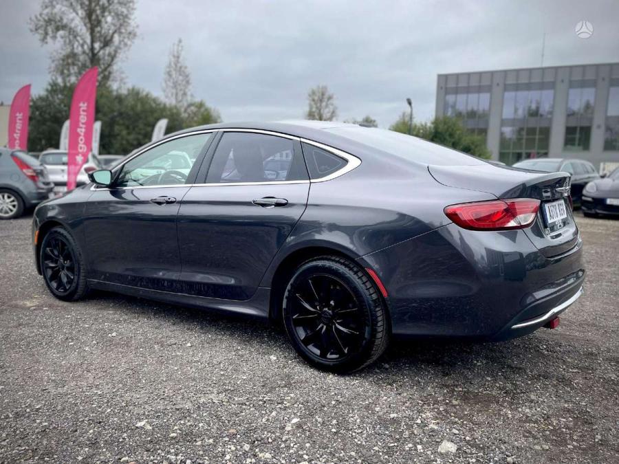 Grey Chrysler 200 2015 in Vilnius, with an engine capacity of 2.40 L and mileage of 200 thousand km for 6999 €, photo 4 on AUTOMOTO.COM.LV
