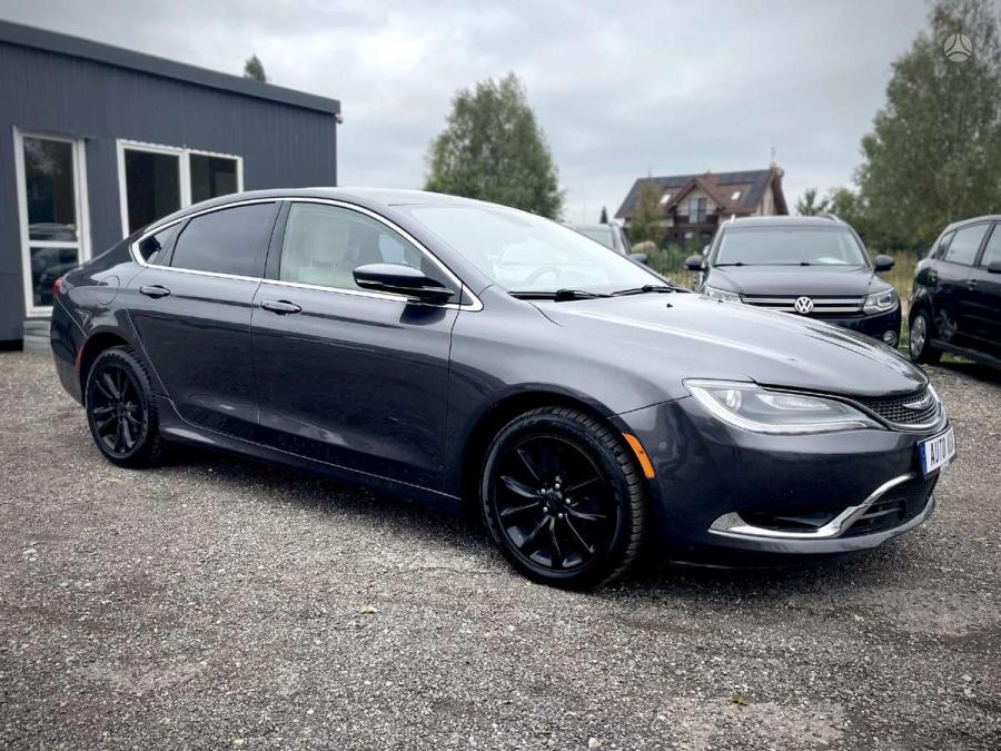Grey Chrysler 200 2015 in Vilnius, with an engine capacity of 2.40 L and mileage of 200 thousand km for 6999 €, photo 8 on AUTOMOTO.COM.LV