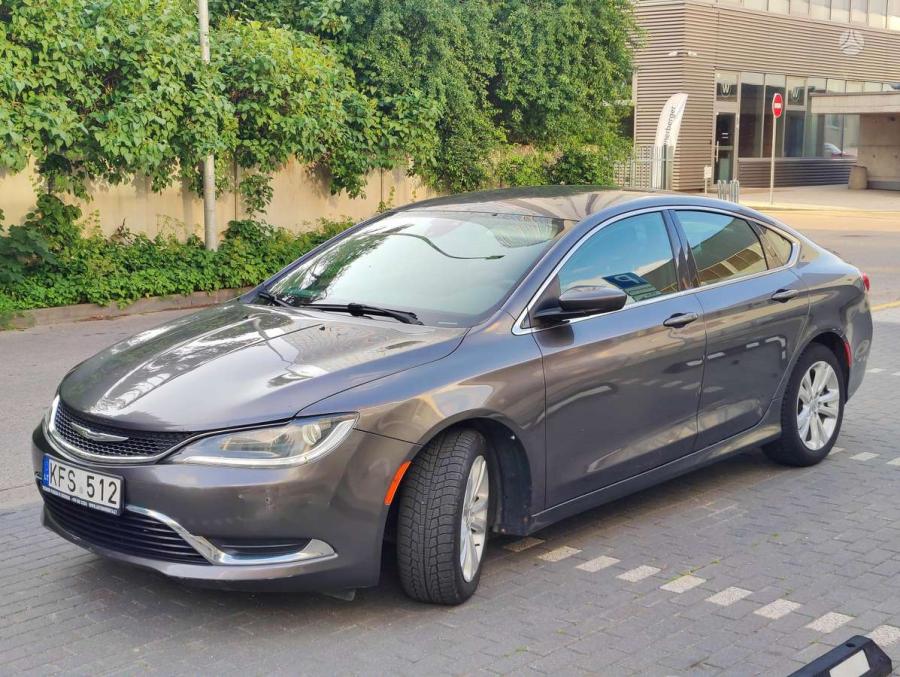 Grey Chrysler 200 2015 in Vilnius, with an engine capacity of 2.36 L and mileage of 213 thousand km for 6000 €, photo 3 on AUTOMOTO.COM.LV