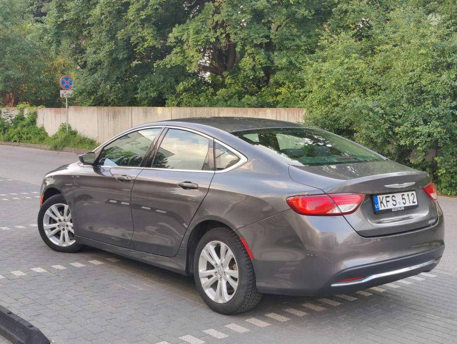 Grey Chrysler 200 2015 in Vilnius, with an engine capacity of 2.36 L and mileage of 213 thousand km for 6000 €, photo 4 on AUTOMOTO.COM.LV