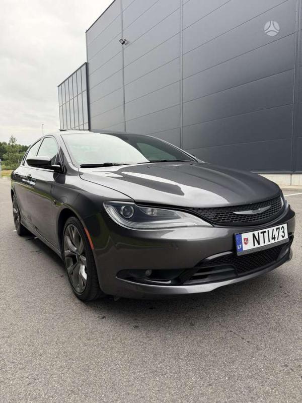 Grey Chrysler 200 2016 in Kaunas, with an engine capacity of 3.61 L and mileage of 300 thousand km for 8400 €, photo 1 on AUTOMOTO.COM.LV