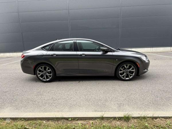Grey Chrysler 200 2016 in Kaunas, with an engine capacity of 3.61 L and mileage of 300 thousand km for 8400 €, photo 5 on AUTOMOTO.COM.LV
