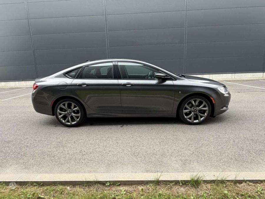 Grey Chrysler 200 2016 in Kaunas, with an engine capacity of 3.61 L and mileage of 300 thousand km for 8400 €, photo 6 on AUTOMOTO.COM.LV