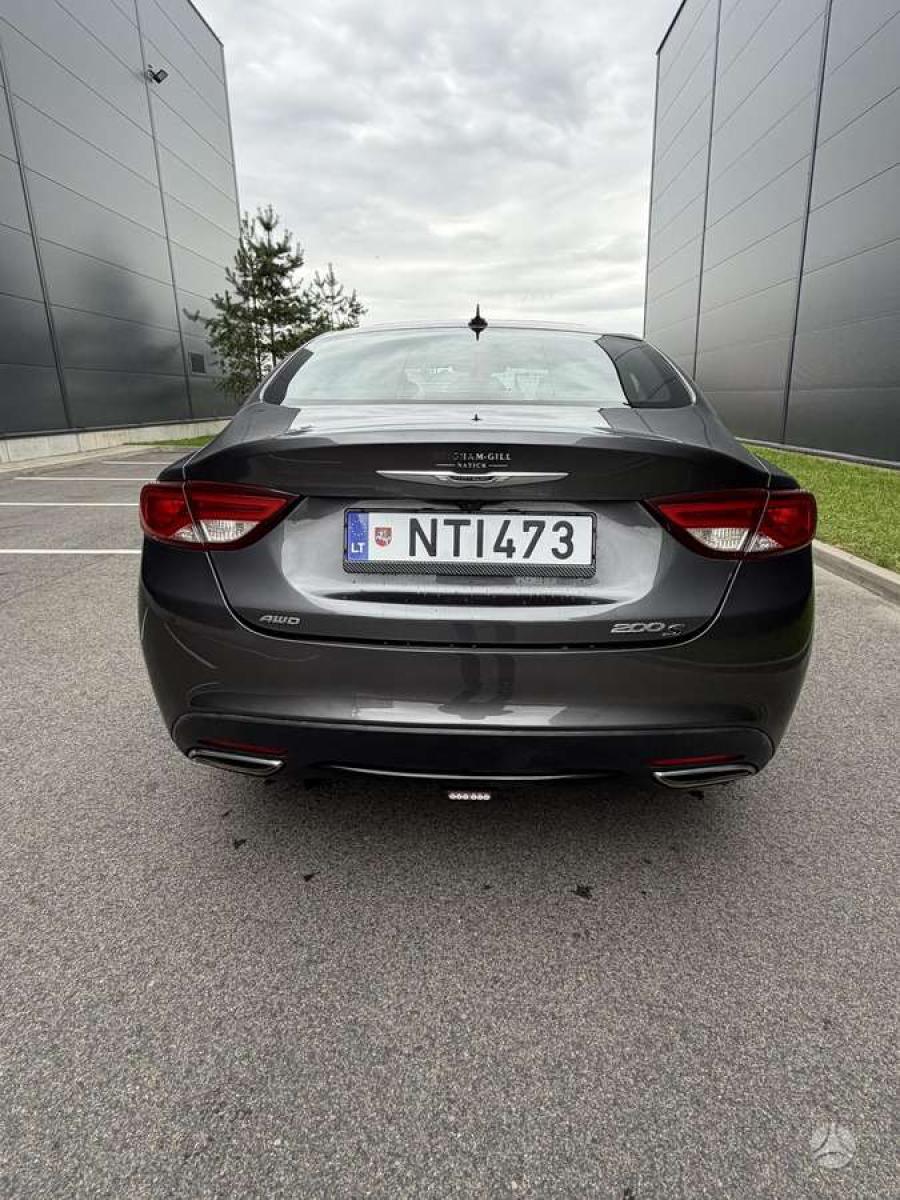 Grey Chrysler 200 2016 in Kaunas, with an engine capacity of 3.61 L and mileage of 300 thousand km for 8400 €, photo 8 on AUTOMOTO.COM.LV