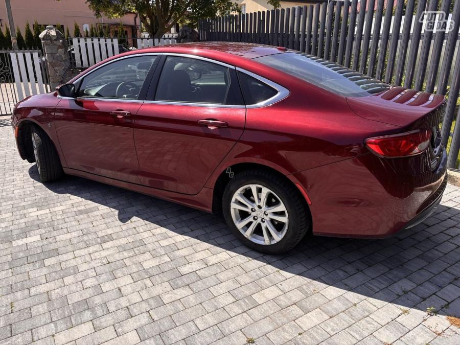 Sarkans Chrysler 200 2015 Viļņa, ar dzinēja tilpumu 2.40 L un nobraukumu 280 tūkst. km par 5700 €, foto 4 vietnē AUTOMOTO.COM.LV