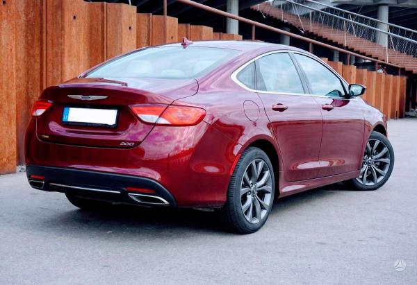 Sarkans Chrysler 200 2015 Kauņa, ar dzinēja tilpumu 3.60 L un nobraukumu 200 tūkst. km par 7999 €, foto 2 vietnē AUTOMOTO.COM.LV