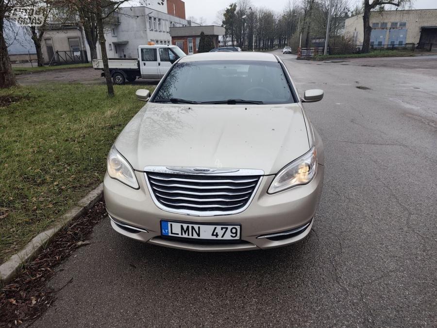 Chrysler 200 2013 Kauņa, ar dzinēja tilpumu 2.40 L un nobraukumu 211 tūkst. km par 1750 €, foto 1 vietnē AUTOMOTO.COM.LV