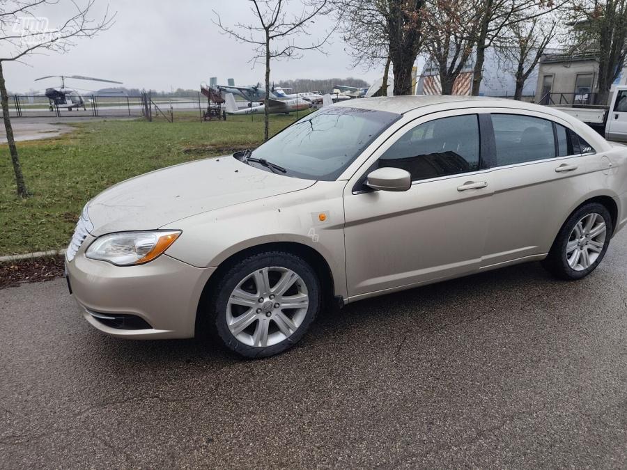 Chrysler 200 2013 Kauņa, ar dzinēja tilpumu 2.40 L un nobraukumu 211 tūkst. km par 1750 €, foto 5 vietnē AUTOMOTO.COM.LV