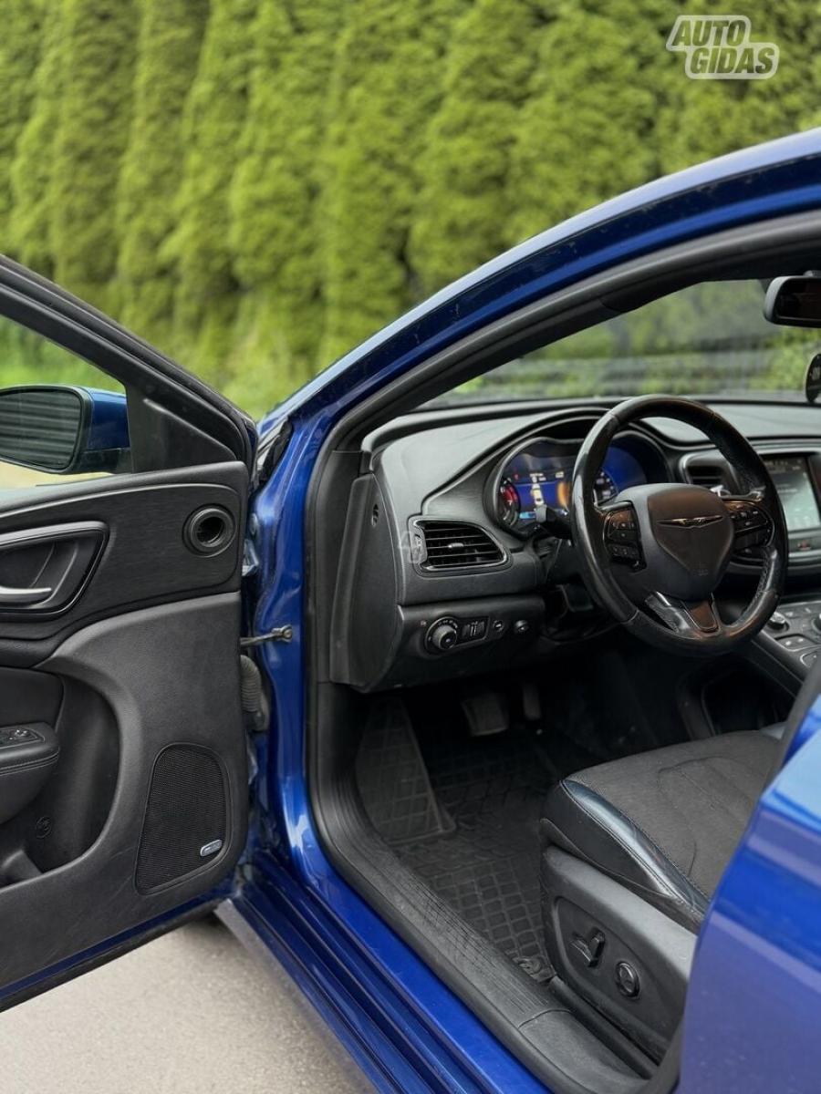 Chrysler 200 2016 in Vilnius, with an engine capacity of 2.40 L and mileage of 215 thousand km for 8900 €, photo 5 on AUTOMOTO.COM.LV