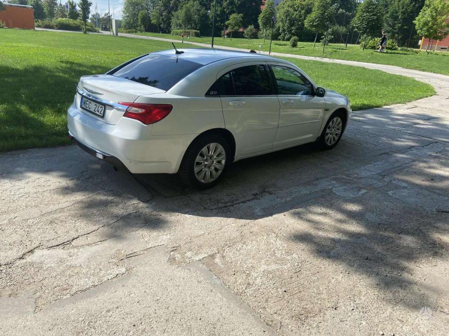 White Chrysler 200 2012 in Vilnius, with an engine capacity of 2.36 L and mileage of 167 thousand km for 4650 €, photo 4 on AUTOMOTO.COM.LV