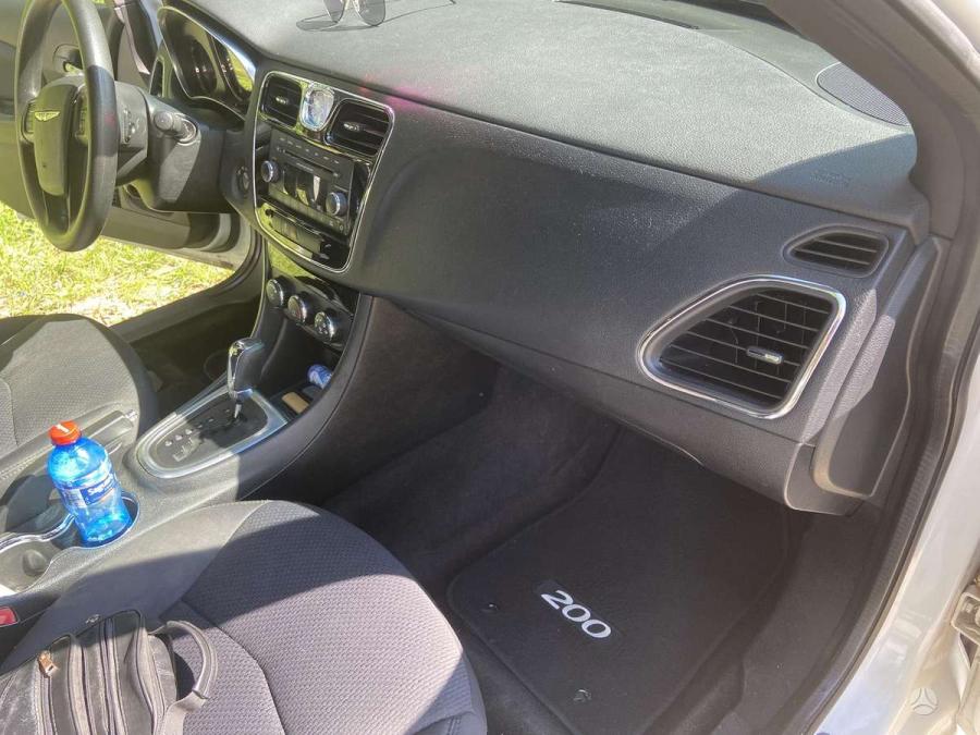 White Chrysler 200 2012 in Vilnius, with an engine capacity of 2.36 L and mileage of 167 thousand km for 4650 €, photo 14 on AUTOMOTO.COM.LV