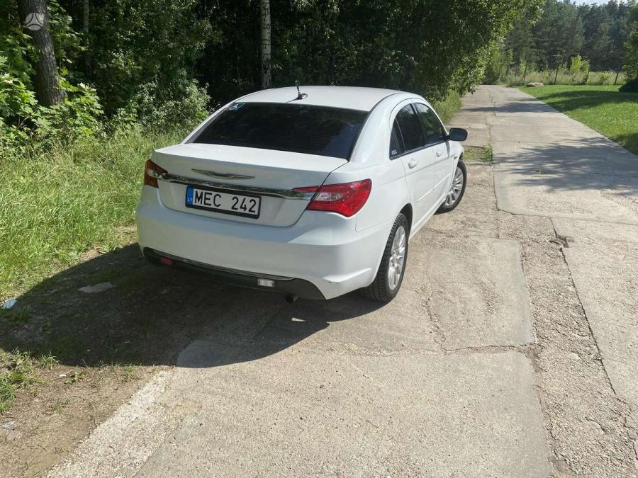 White Chrysler 200 2012 in Vilnius, with an engine capacity of 2.36 L and mileage of 167 thousand km for 4650 €, photo 15 on AUTOMOTO.COM.LV
