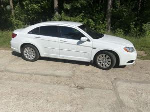 White Chrysler 200 2012 in Vilnius, with an engine capacity of 2.36 L and mileage of 167 thousand km for 4650 €, photo 16 on AUTOMOTO.COM.LV