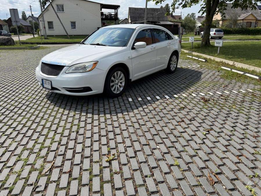 Balts Chrysler 200 2013 Panevēža, ar dzinēja tilpumu 2.36 L un nobraukumu 230 tūkst. km par 3800 €, foto 1 vietnē AUTOMOTO.COM.LV
