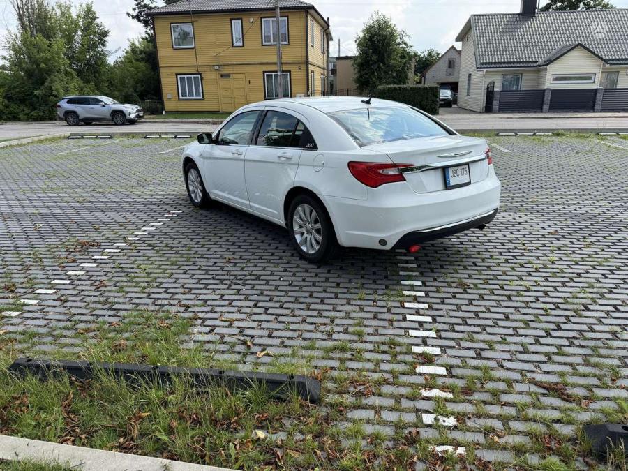 Balts Chrysler 200 2013 Panevēža, ar dzinēja tilpumu 2.36 L un nobraukumu 230 tūkst. km par 3800 €, foto 5 vietnē AUTOMOTO.COM.LV