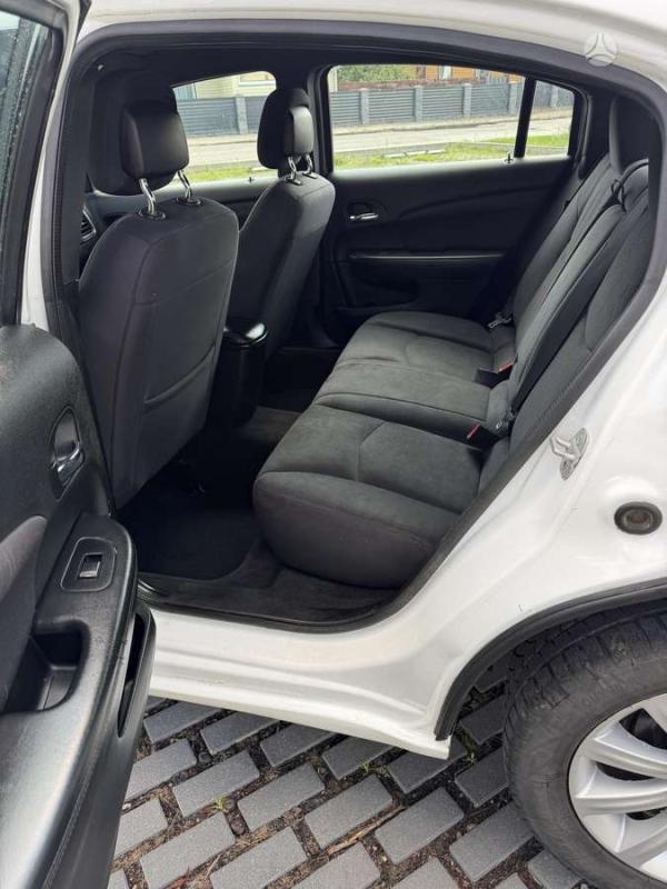 Balts Chrysler 200 2013 Panevēža, ar dzinēja tilpumu 2.36 L un nobraukumu 230 tūkst. km par 3800 €, foto 5 vietnē AUTOMOTO.COM.LV