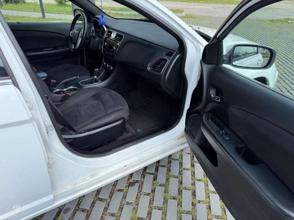 Balts Chrysler 200 2013 Panevēža, ar dzinēja tilpumu 2.36 L un nobraukumu 230 tūkst. km par 3800 €, foto 6 vietnē AUTOMOTO.COM.LV