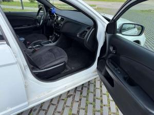 Balts Chrysler 200 2013 Panevēža, ar dzinēja tilpumu 2.36 L un nobraukumu 230 tūkst. km par 3800 €, foto 7 vietnē AUTOMOTO.COM.LV