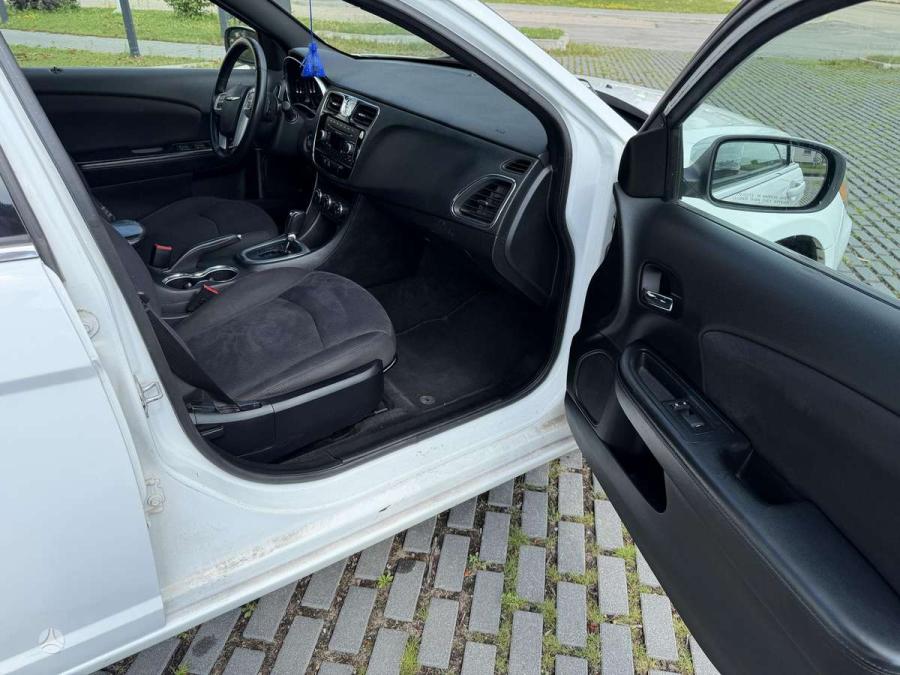 Balts Chrysler 200 2013 Panevēža, ar dzinēja tilpumu 2.36 L un nobraukumu 230 tūkst. km par 3800 €, foto 7 vietnē AUTOMOTO.COM.LV