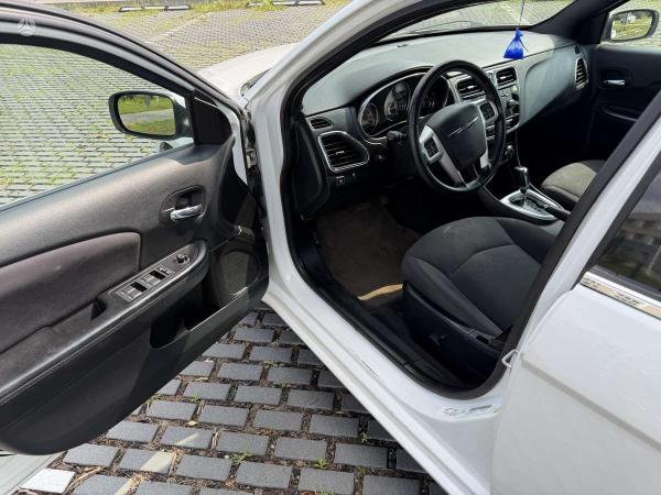 Balts Chrysler 200 2013 Panevēža, ar dzinēja tilpumu 2.36 L un nobraukumu 230 tūkst. km par 3800 €, foto 7 vietnē AUTOMOTO.COM.LV
