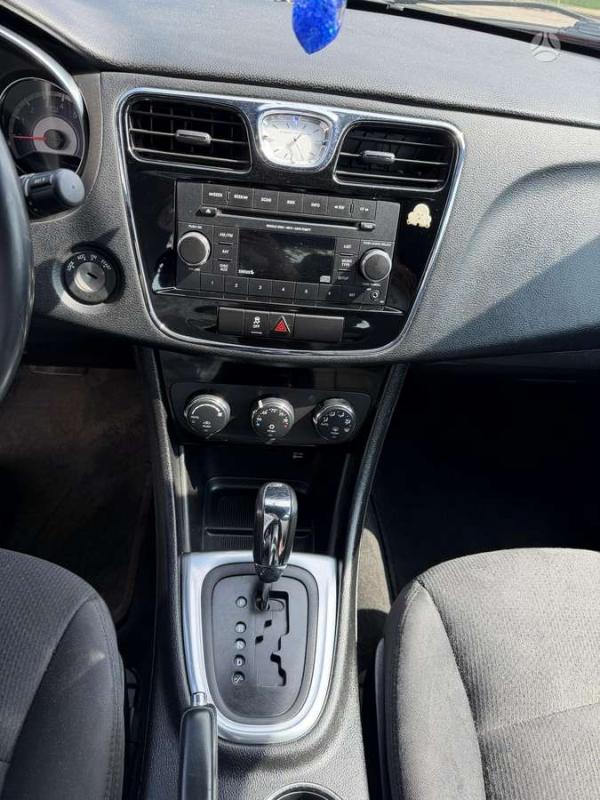 Balts Chrysler 200 2013 Panevēža, ar dzinēja tilpumu 2.36 L un nobraukumu 230 tūkst. km par 3800 €, foto 10 vietnē AUTOMOTO.COM.LV