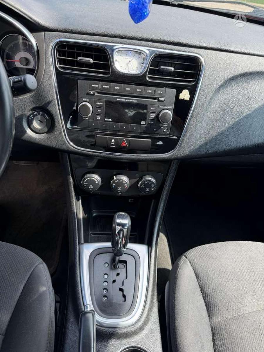Balts Chrysler 200 2013 Panevēža, ar dzinēja tilpumu 2.36 L un nobraukumu 230 tūkst. km par 3800 €, foto 11 vietnē AUTOMOTO.COM.LV