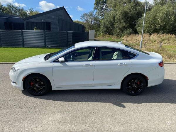 White Chrysler 200 2015 in Klaipeda, with an engine capacity of 3.60 L and mileage of 86 thousand km for 10000 €, photo 5 on AUTOMOTO.COM.LV