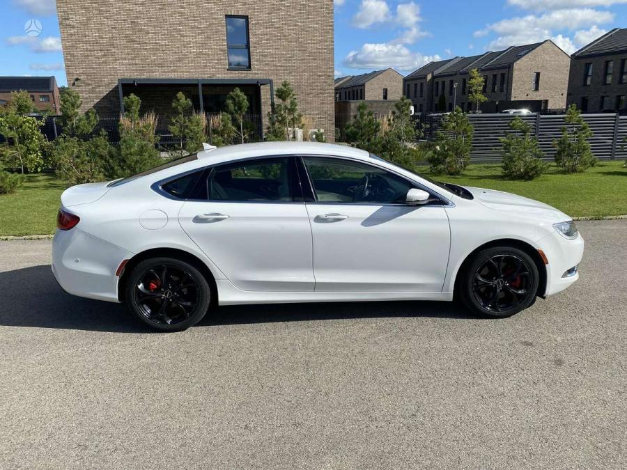 White Chrysler 200 2015 in Klaipeda, with an engine capacity of 3.60 L and mileage of 86 thousand km for 10000 €, photo 9 on AUTOMOTO.COM.LV