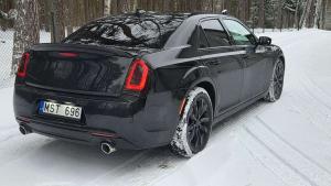 Black Chrysler 300 2015 in Vilnius, with an engine capacity of 3.60 L and mileage of 94 thousand km for 13950 €, photo 2 on AUTOMOTO.COM.LV