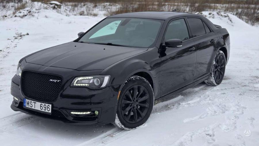 Black Chrysler 300 2015 in Vilnius, with an engine capacity of 3.60 L and mileage of 94 thousand km for 13950 €, photo 4 on AUTOMOTO.COM.LV