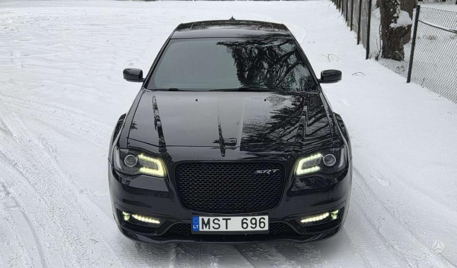 Black Chrysler 300 2015 in Vilnius, with an engine capacity of 3.60 L and mileage of 94 thousand km for 13950 €, photo 5 on AUTOMOTO.COM.LV
