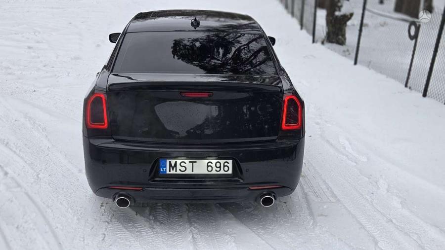 Black Chrysler 300 2015 in Vilnius, with an engine capacity of 3.60 L and mileage of 94 thousand km for 13950 €, photo 8 on AUTOMOTO.COM.LV