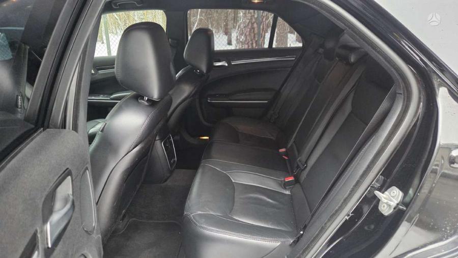 Black Chrysler 300 2015 in Vilnius, with an engine capacity of 3.60 L and mileage of 94 thousand km for 13950 €, photo 18 on AUTOMOTO.COM.LV