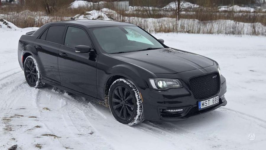 Black Chrysler 300 2015 in Vilnius, with an engine capacity of 3.60 L and mileage of 94 thousand km for 13950 €, photo 22 on AUTOMOTO.COM.LV
