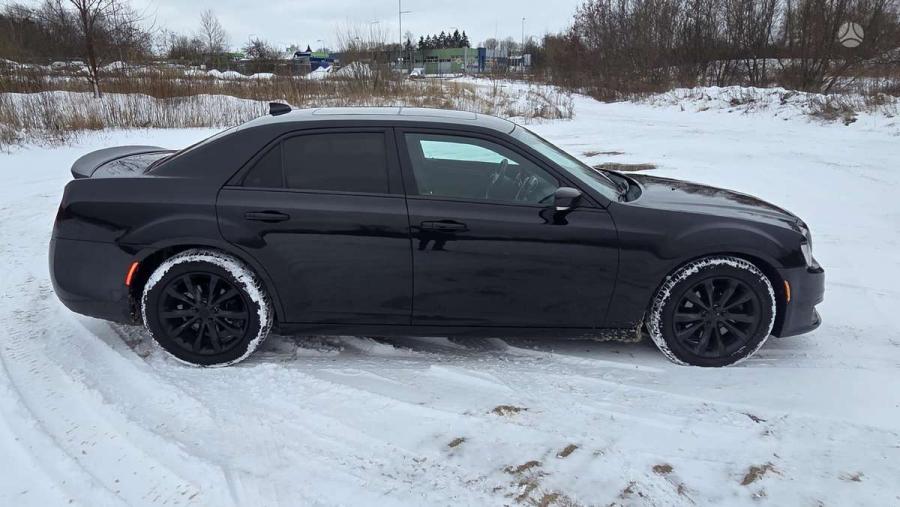 Black Chrysler 300 2015 in Vilnius, with an engine capacity of 3.60 L and mileage of 94 thousand km for 13950 €, photo 23 on AUTOMOTO.COM.LV