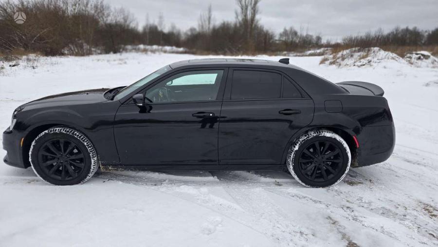 Black Chrysler 300 2015 in Vilnius, with an engine capacity of 3.60 L and mileage of 94 thousand km for 13950 €, photo 26 on AUTOMOTO.COM.LV