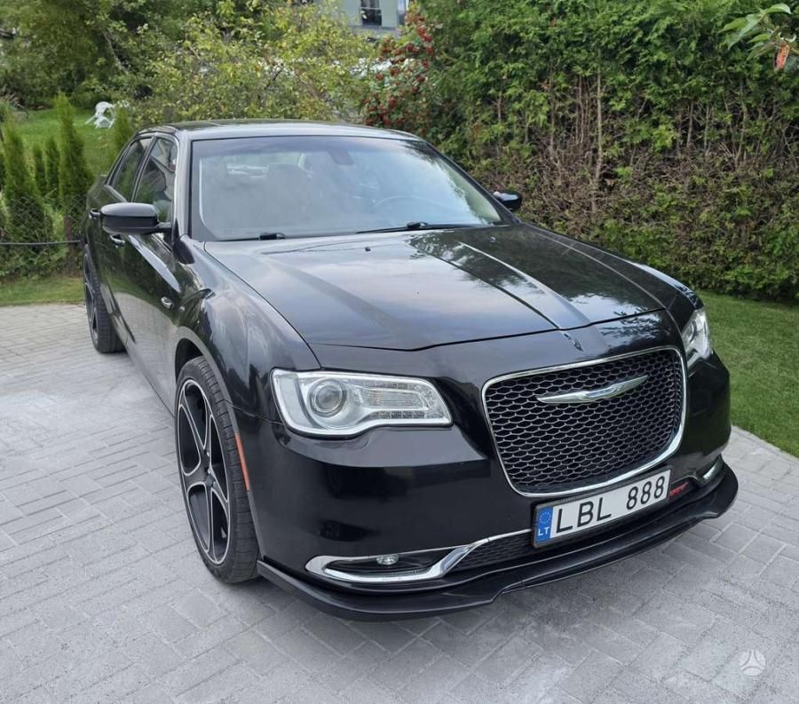 Black Chrysler 300 2015 in Kaunas, with an engine capacity of 3.60 L and mileage of 126 thousand km for 11000 €, photo 1 on AUTOMOTO.COM.LV