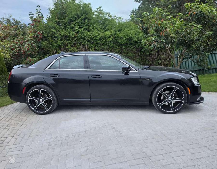 Black Chrysler 300 2015 in Kaunas, with an engine capacity of 3.60 L and mileage of 126 thousand km for 11000 €, photo 4 on AUTOMOTO.COM.LV