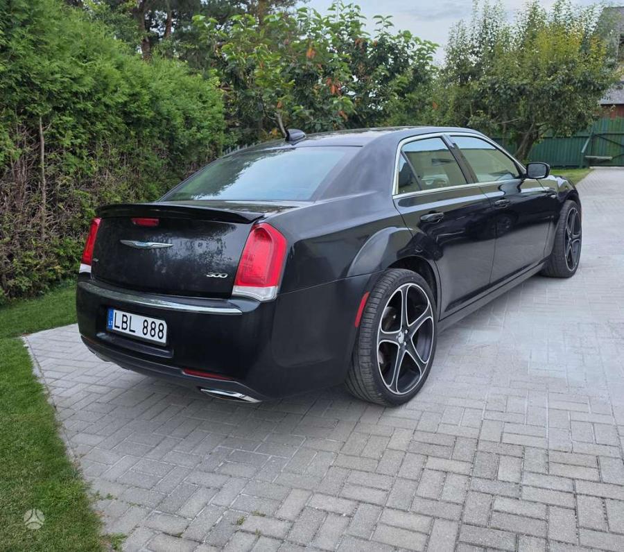 Black Chrysler 300 2015 in Kaunas, with an engine capacity of 3.60 L and mileage of 126 thousand km for 11000 €, photo 5 on AUTOMOTO.COM.LV