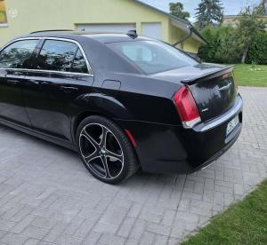 Black Chrysler 300 2015 in Kaunas, with an engine capacity of 3.60 L and mileage of 126 thousand km for 11000 €, photo 6 on AUTOMOTO.COM.LV