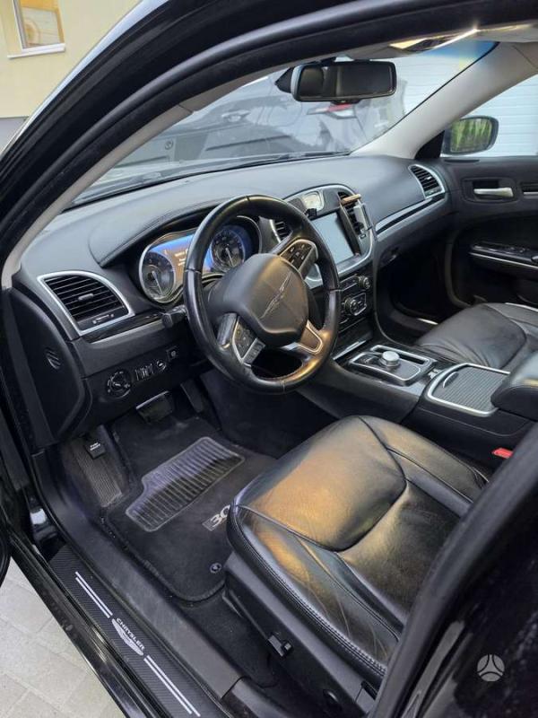 Black Chrysler 300 2015 in Kaunas, with an engine capacity of 3.60 L and mileage of 126 thousand km for 11000 €, photo 7 on AUTOMOTO.COM.LV