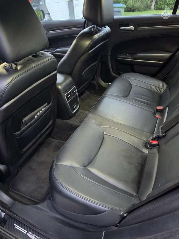 Black Chrysler 300 2015 in Kaunas, with an engine capacity of 3.60 L and mileage of 126 thousand km for 11000 €, photo 8 on AUTOMOTO.COM.LV