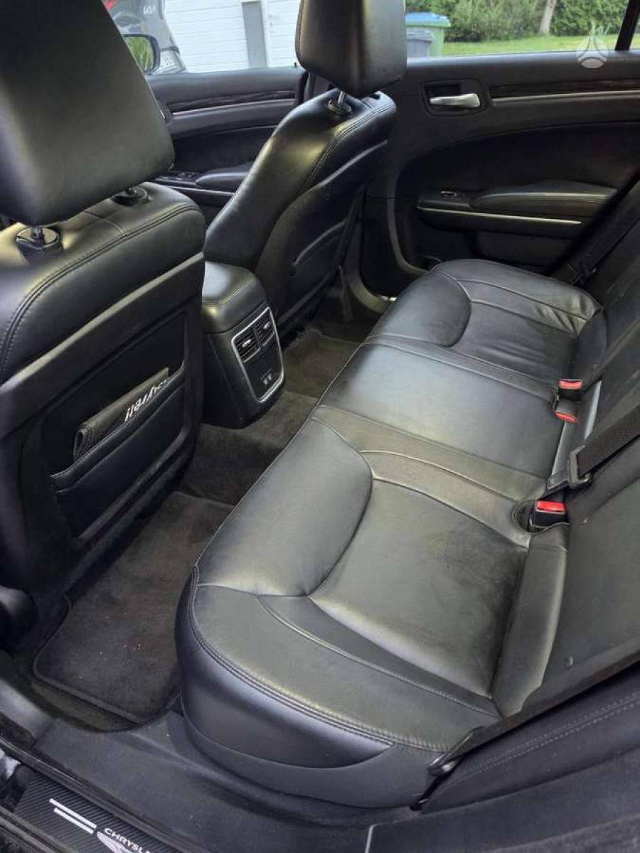 Black Chrysler 300 2015 in Kaunas, with an engine capacity of 3.60 L and mileage of 126 thousand km for 11000 €, photo 9 on AUTOMOTO.COM.LV