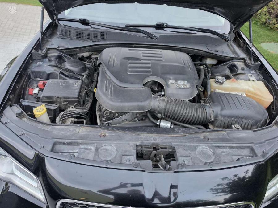Black Chrysler 300 2015 in Kaunas, with an engine capacity of 3.60 L and mileage of 126 thousand km for 11000 €, photo 10 on AUTOMOTO.COM.LV