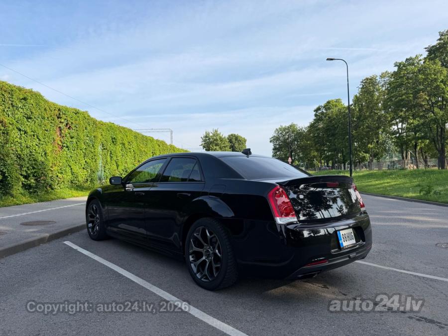 Melns Chrysler 300 2018 Tallina, ar dzinēja tilpumu 3.60 L un nobraukumu 120 tūkst. km par 18999 €, foto 5 vietnē AUTOMOTO.COM.LV