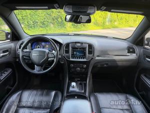 Melns Chrysler 300 2018 Tallina, ar dzinēja tilpumu 3.60 L un nobraukumu 120 tūkst. km par 18999 €, foto 6 vietnē AUTOMOTO.COM.LV