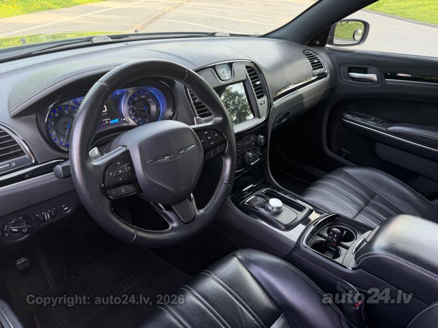 Melns Chrysler 300 2018 Tallina, ar dzinēja tilpumu 3.60 L un nobraukumu 120 tūkst. km par 18999 €, foto 7 vietnē AUTOMOTO.COM.LV