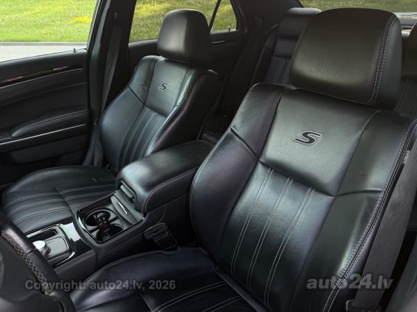 Melns Chrysler 300 2018 Tallina, ar dzinēja tilpumu 3.60 L un nobraukumu 120 tūkst. km par 18999 €, foto 8 vietnē AUTOMOTO.COM.LV