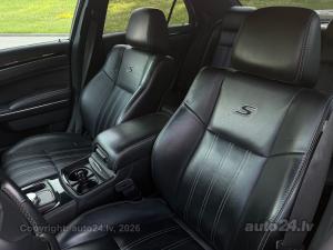 Melns Chrysler 300 2018 Tallina, ar dzinēja tilpumu 3.60 L un nobraukumu 120 tūkst. km par 18999 €, foto 8 vietnē AUTOMOTO.COM.LV